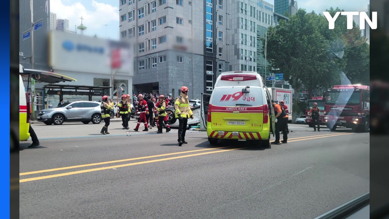 택시가 보행자 치고 연쇄 추돌...1명 심정지·4명 중상 / YTN - YouTube