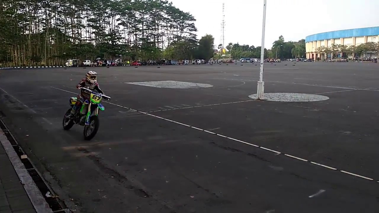 honda crf supermoto 250 test race - YouTube