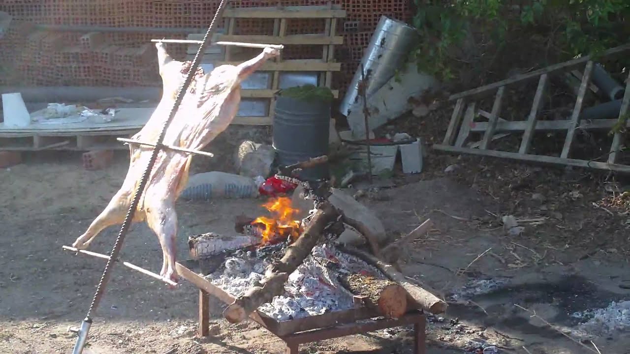 Cordero asado en espetón - YouTube