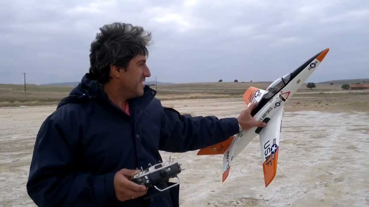 Electrifly Evader 1st flight, wind 6Bf, 31-10-2011 - YouTube