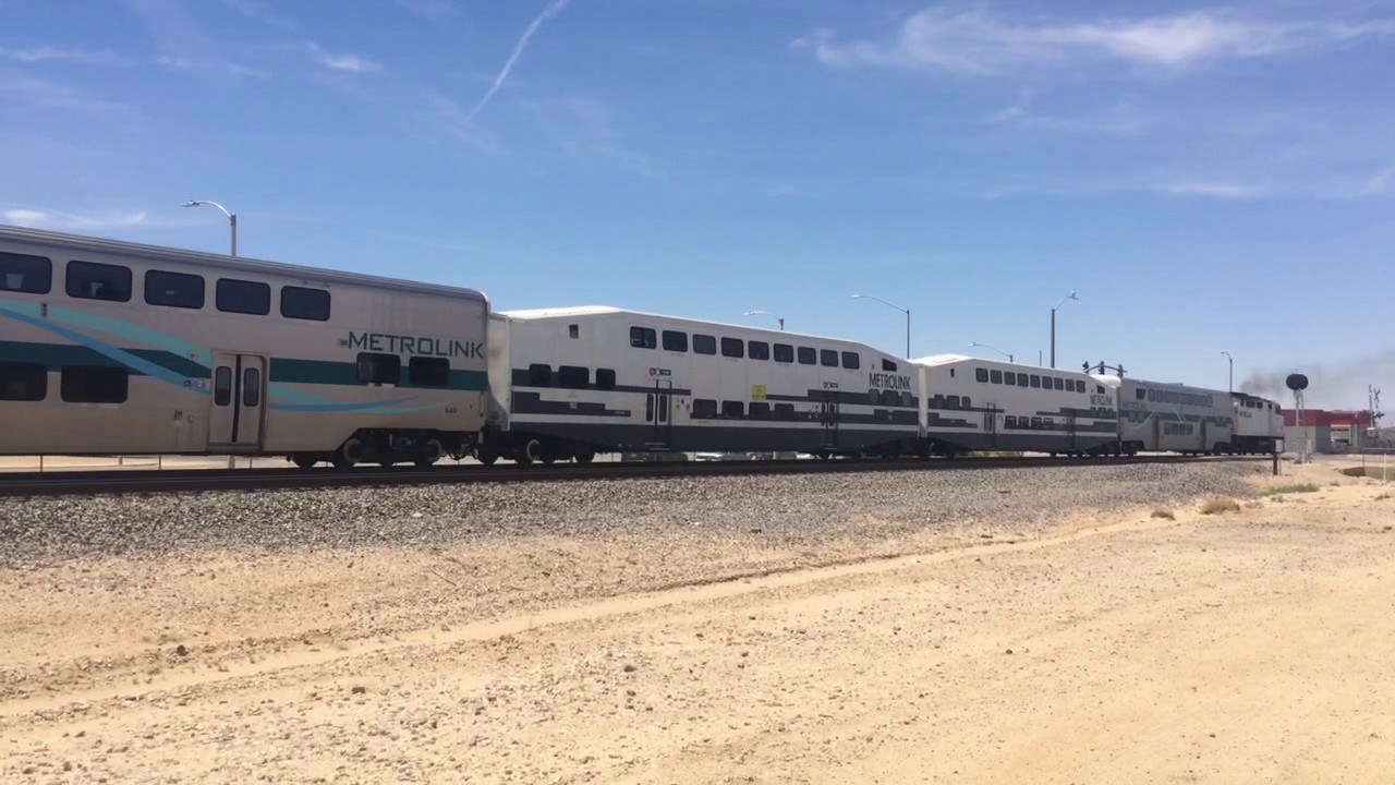 SCAX 640 leads metrolink 220 - YouTube