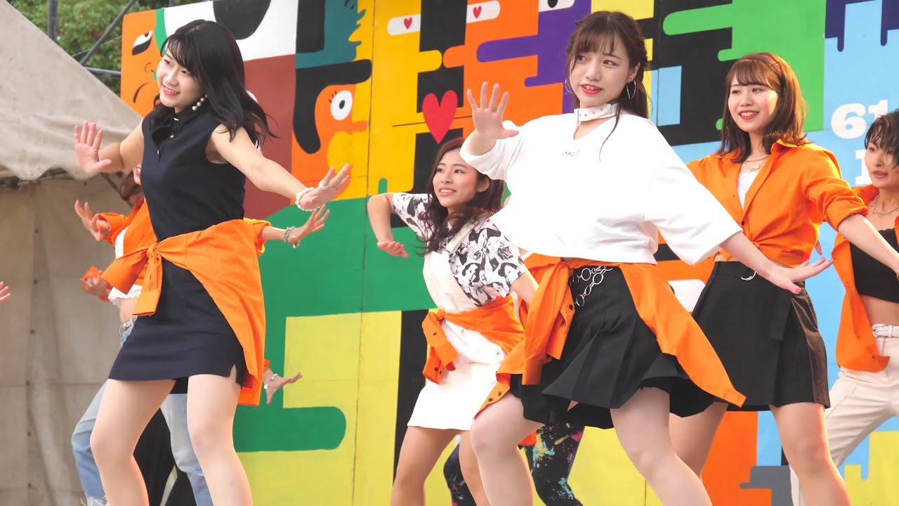 Female college student dance circle - YouTube