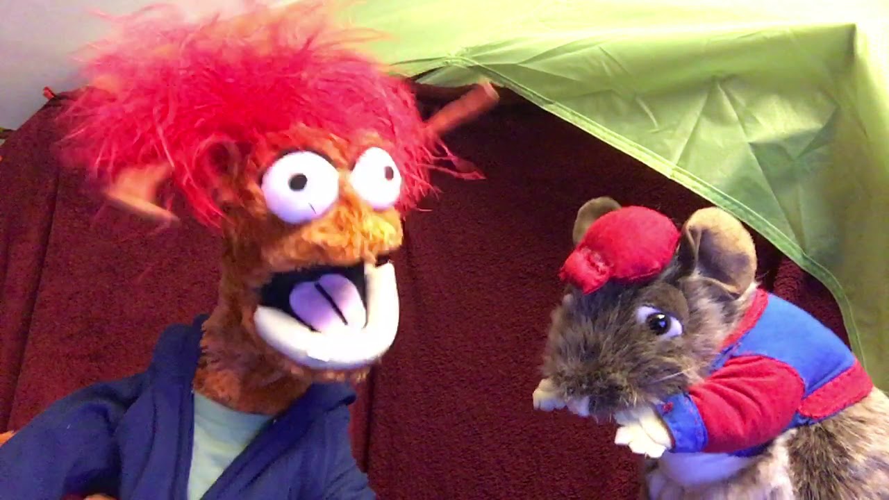 Gonzo, Pepe and Rizzo Sing Do They Know It's Christmastime? - YouTube