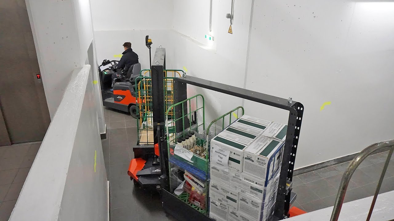 BERGBAHN SÖLDEN fährt Neumaier Routenzug unter der Skipiste - YouTube