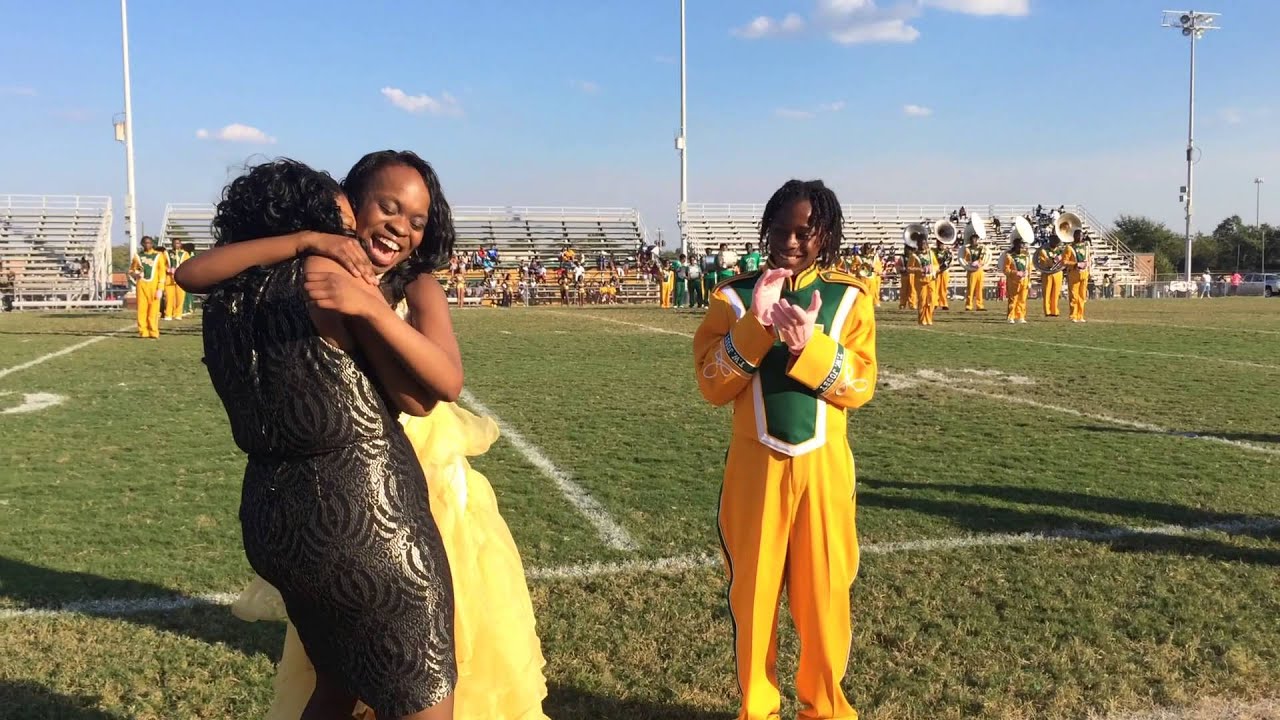 Adejah Wins Homecoming Queen - YouTube