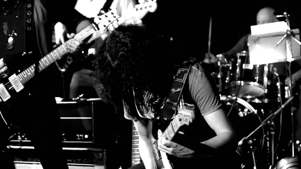 Micky Crystal one hand solo. - YouTube