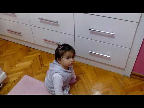 Derin bebek dedesine muzik caliyor