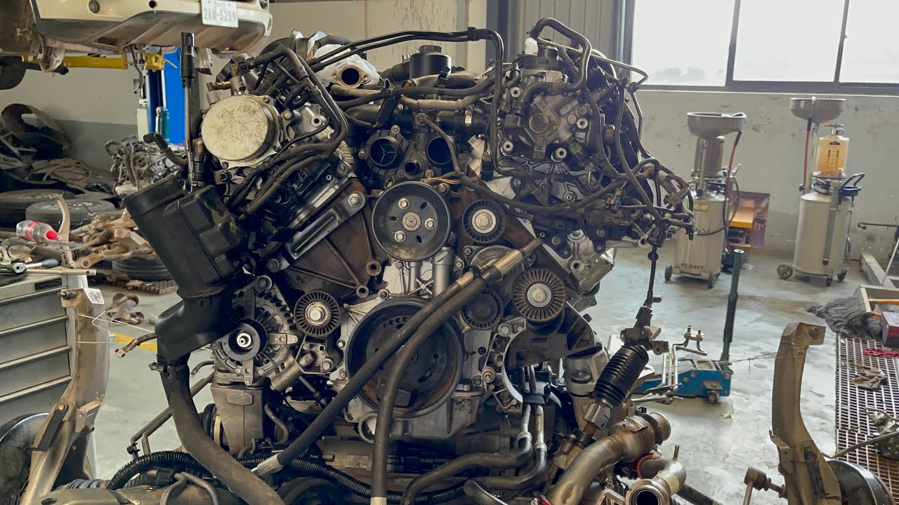 The engine of Range Rover Vogue V8 4.4L Diesel engine - YouTube