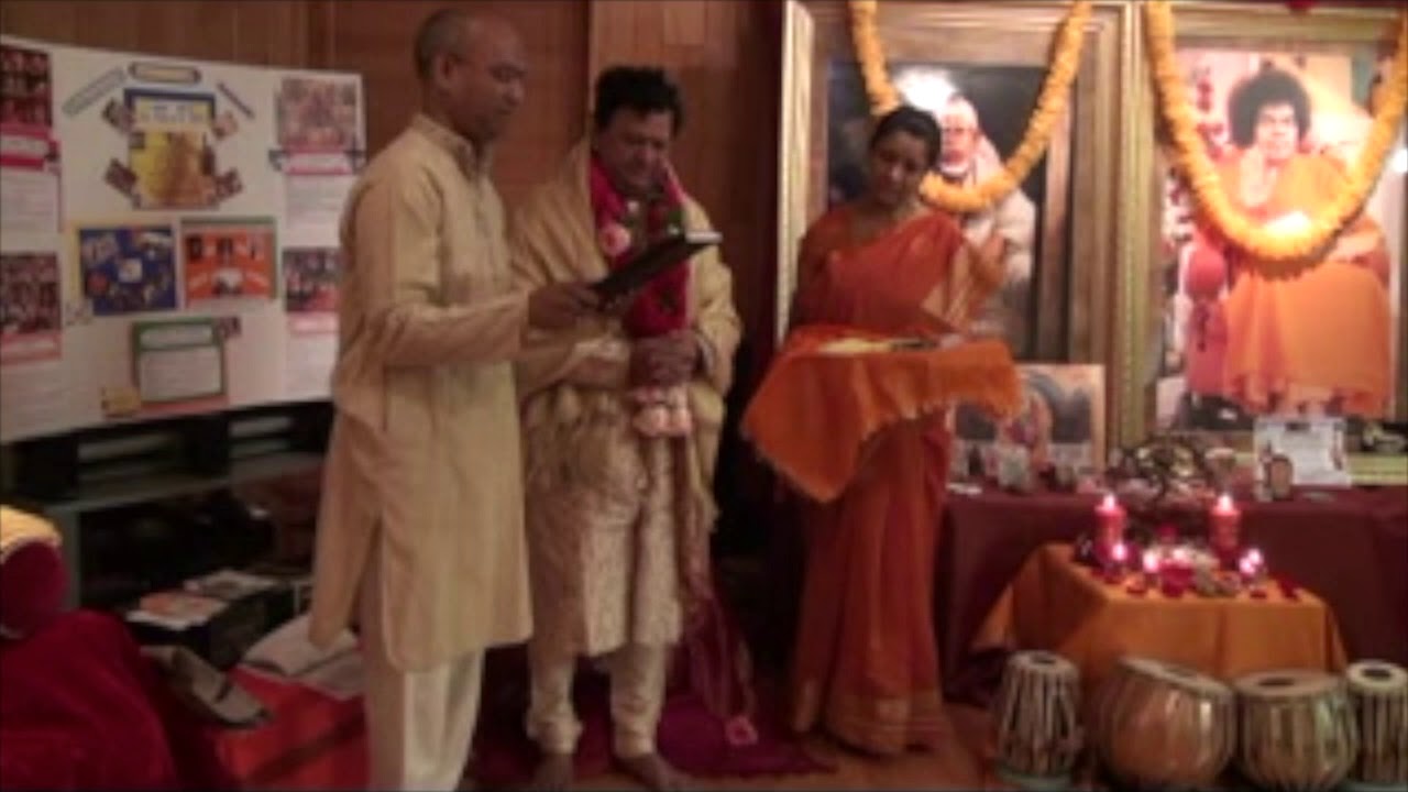 K V Satyanarayana Felicitated by H H Pujya Viswa Yogi Viswamji Maharaj ...