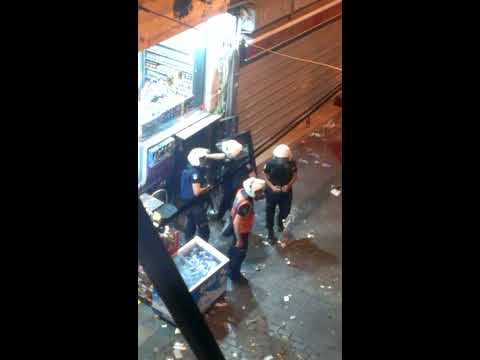 31/05/ 2013 polis bir barın kapısını kırmaya çalışıyor VIDEO0050