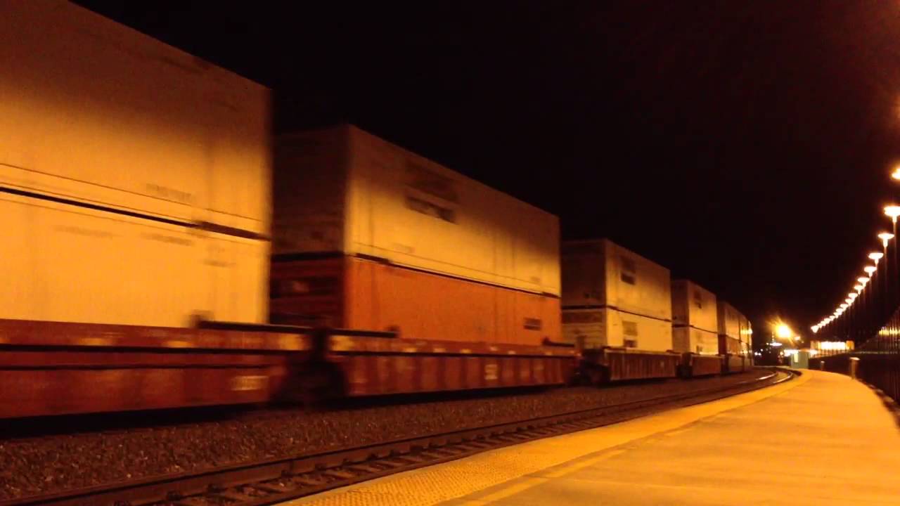 BNSF 7898 pulls a stacktrain east through Kingman - YouTube