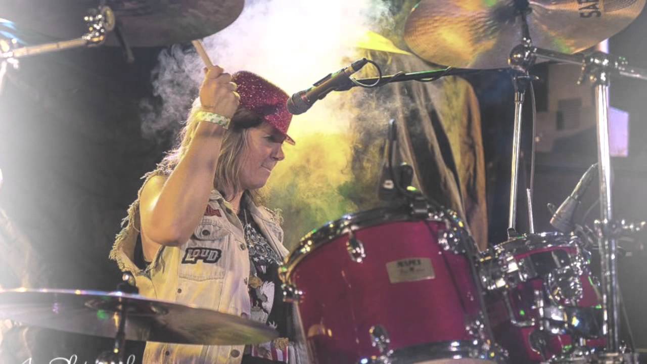 ROXY MAE "DRINKIN , SMOKIN , LIVIN , LOVIN " - YouTube