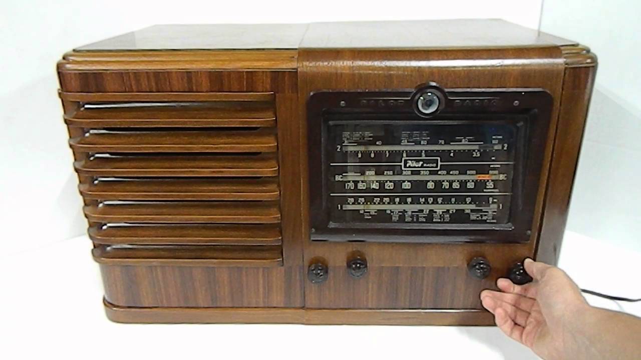 Beautifully Restored - Pilot Model T1424 Tabletop AM radio - YouTube