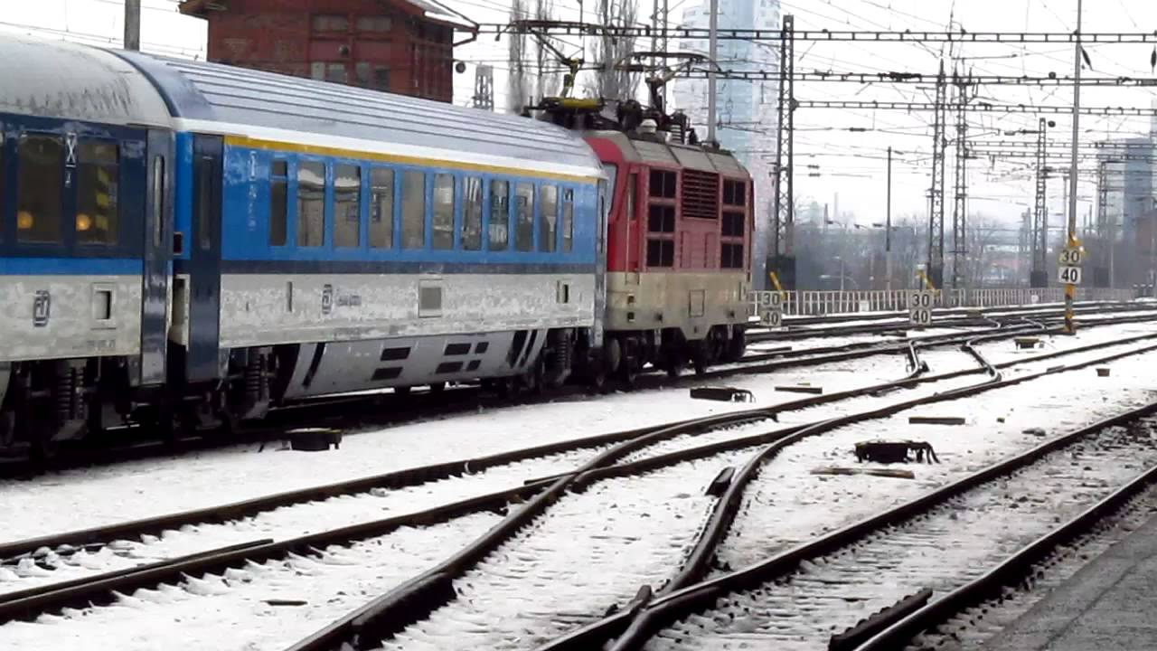 Vlaky Brno: EC 277 Slovan vedený lokomotivou 350 016 - 2 odjíždí ze ...