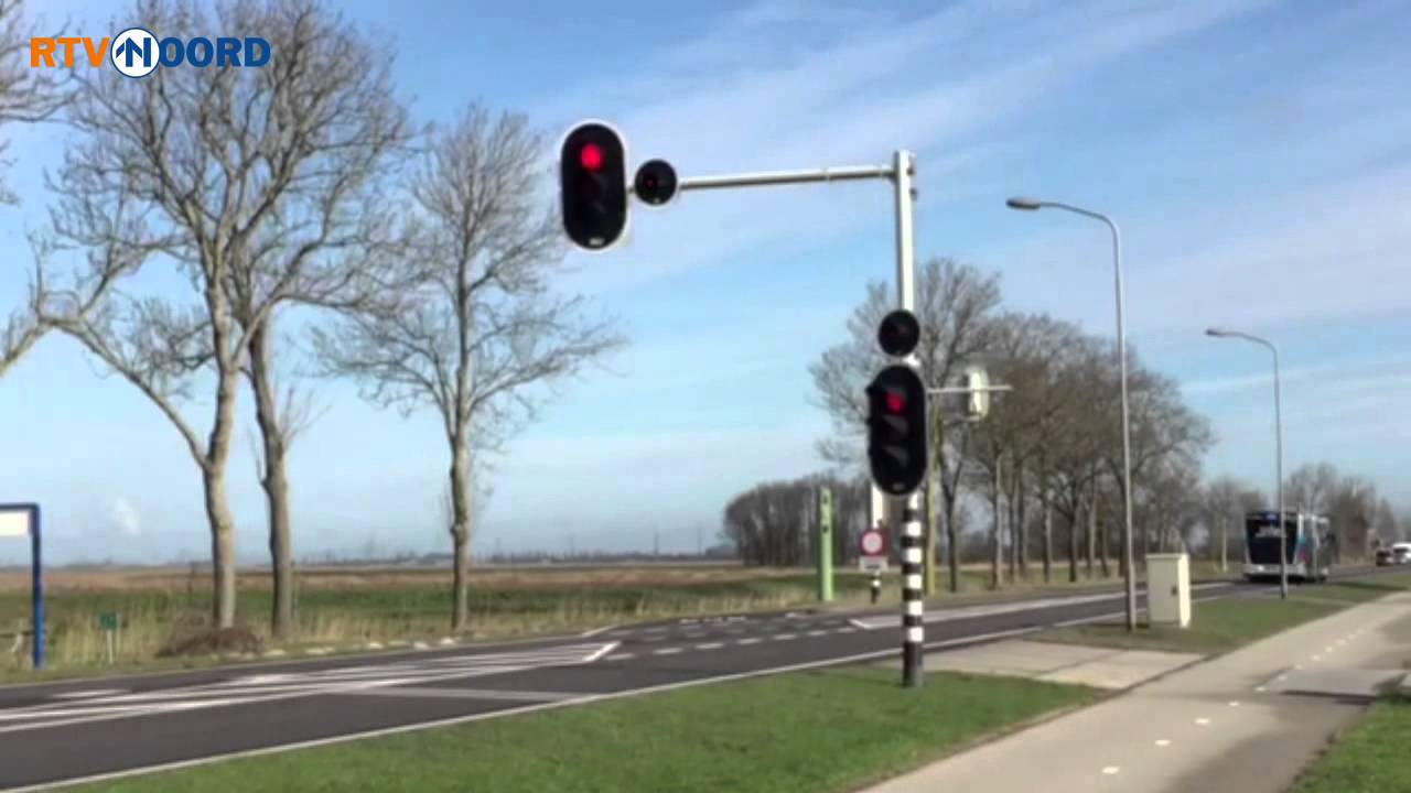 De meest zinloze stoplichten van Nederland - RTV Noord - YouTube