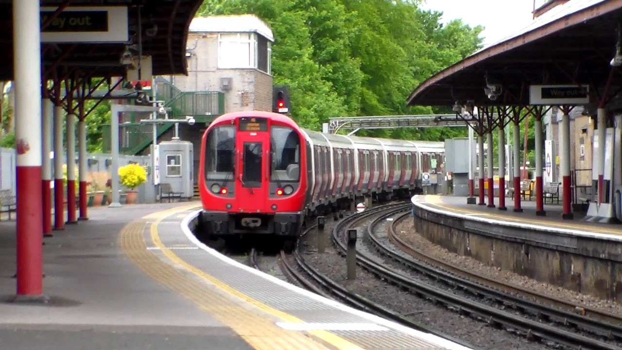 S8 stock 21031 at Rickmansworth - YouTube