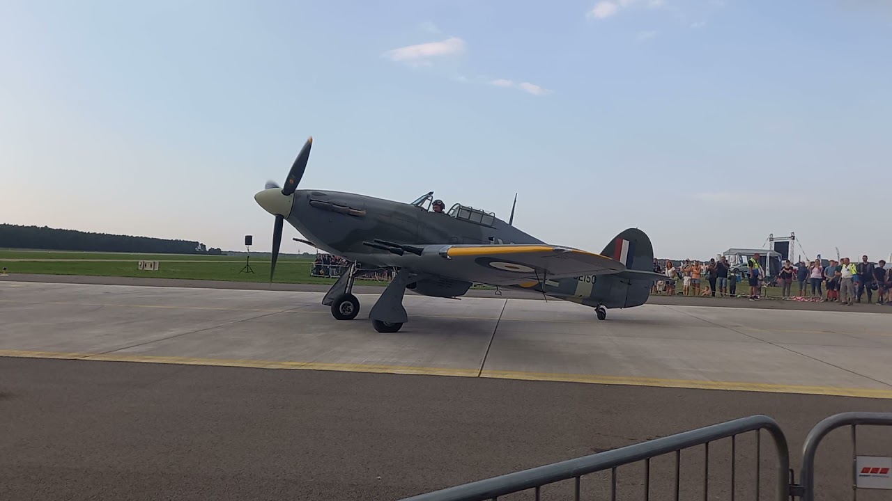 Hawker Hurricane - Rolls-Royce Merlin engine start - SIAF 2021 - YouTube