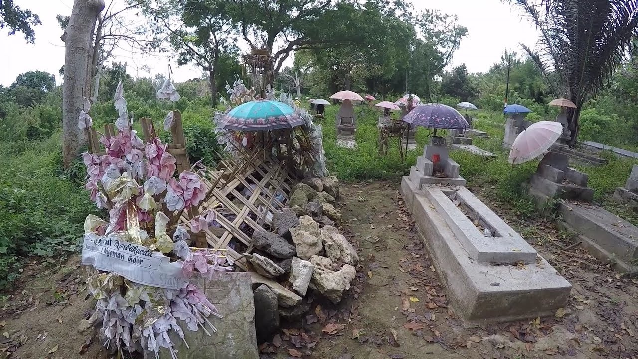 Balinese Cemetery | Nusa Lembongan, Bali - YouTube