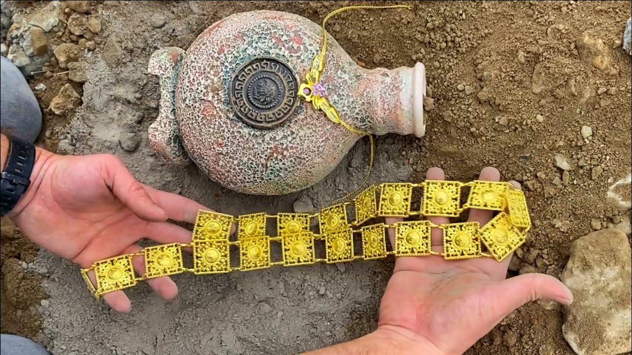 Treasure Find Moment / I Found a Very Old Treasure Box - YouTube