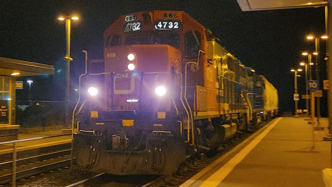 CN 557 - 4732 & 4902 At Clarkson - YouTube