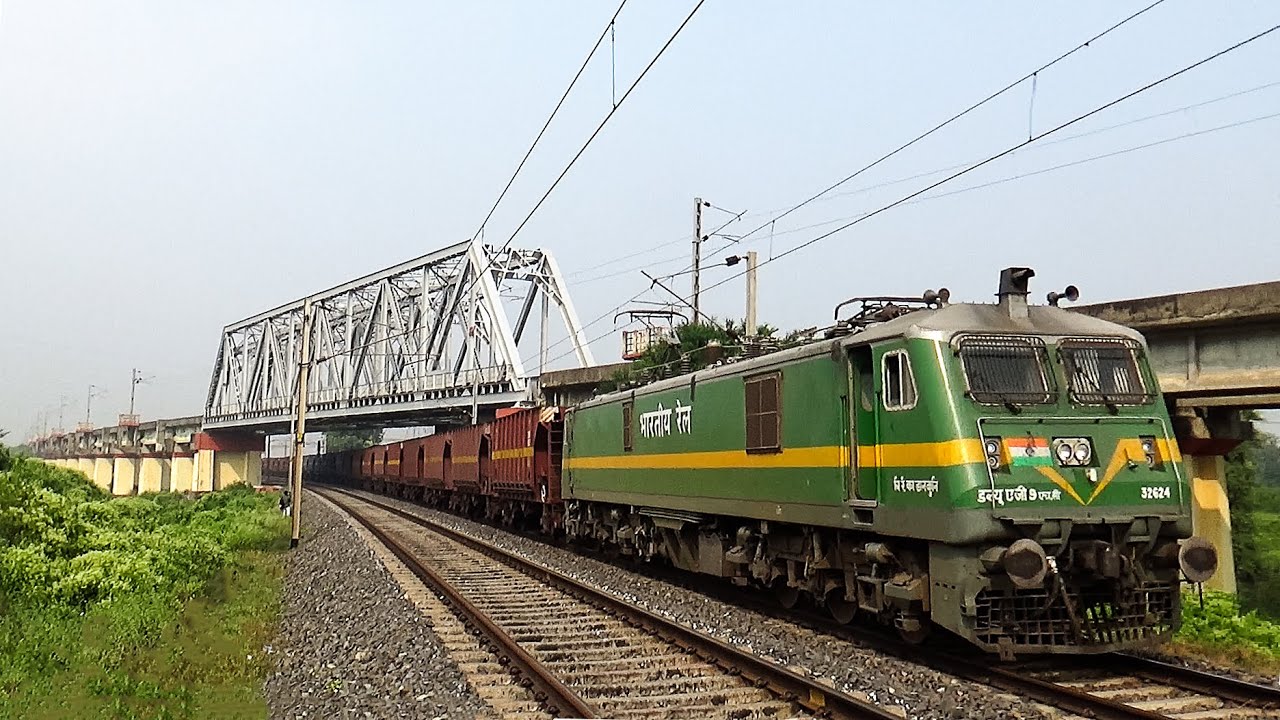 Freight Train with Bobyn Waggon - powered by WAG-9 - made a lovely ...