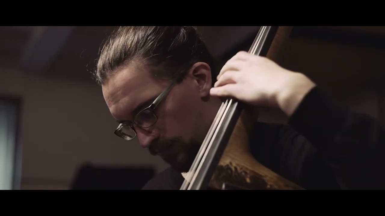 "Don't Flinch" -- Conrad Noll (Kontrabass Solo) - YouTube