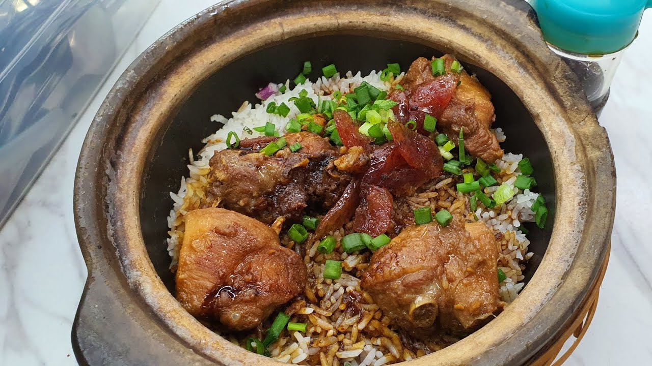 nga pou kai fan. claypot chicken rice. kerepot nasi ayam. what's inside ...