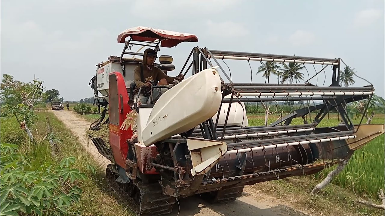 super combine harvester mesin panen padi MCH 2000 PJ STAR - YouTube