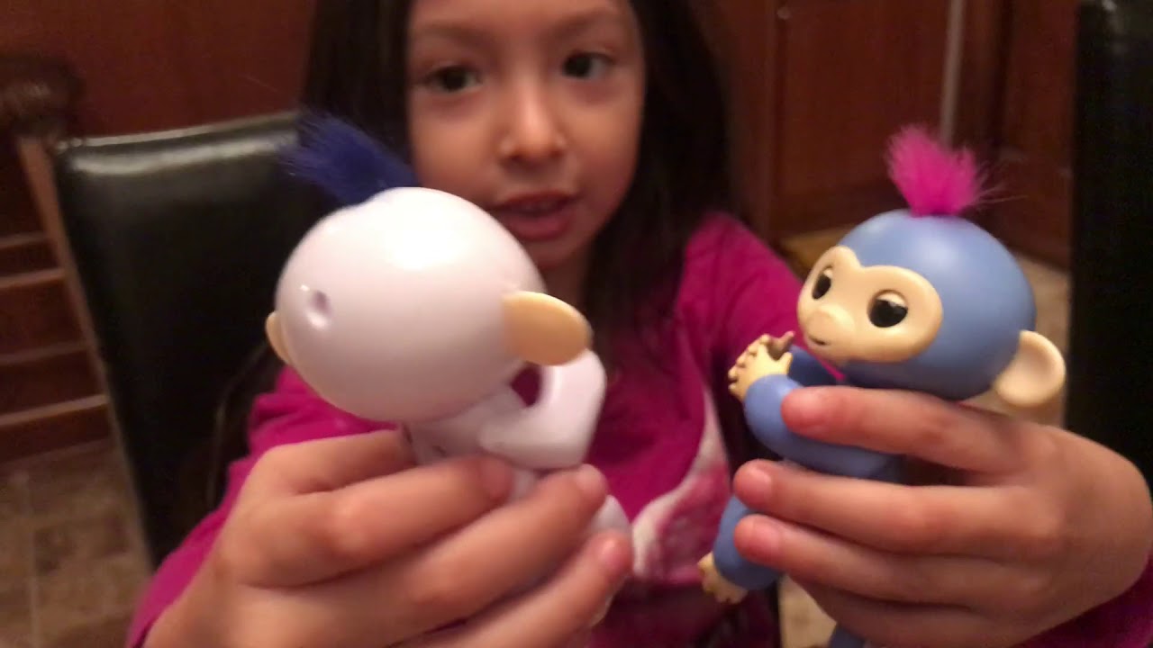 Real Fingerlings vs Fake Fingerlings - YouTube