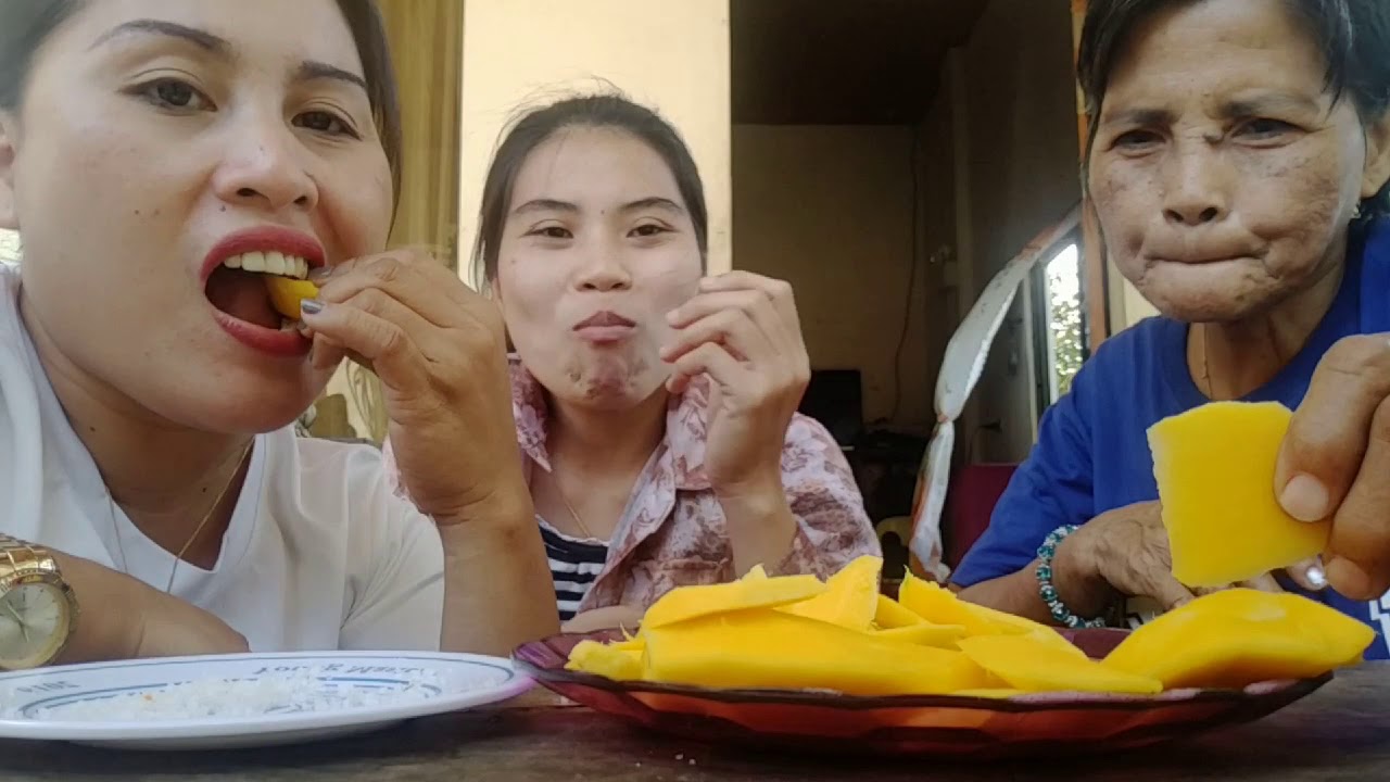 Eating Indian Mangoes in Salt with the Family! ️ - YouTube