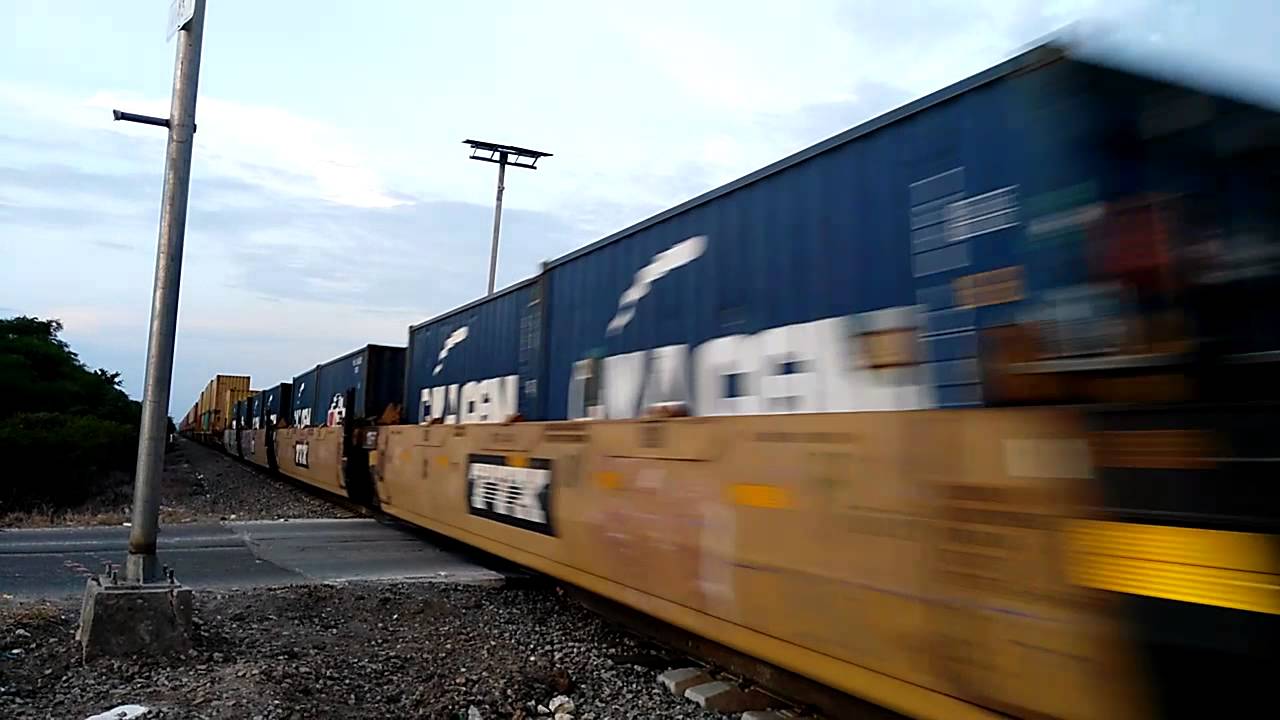 Ferromex 4526 AC44 intermodal a buena velocidad - YouTube