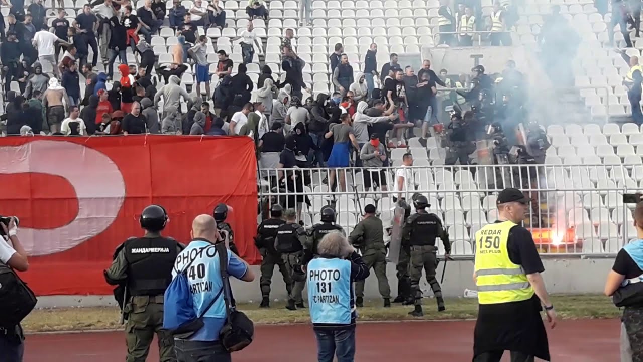 Tuča Delija i policije na 161. "večitom" derbiju (Partizan - Zvezda ...
