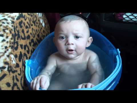 BEBÊ EM BANHO DE OFURÔ- Leví tomando banho dentro do caminhão