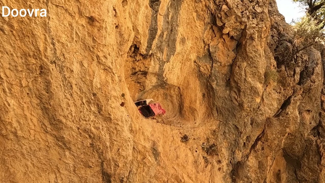 The story of two young lovers escaping and taking refuge in a cave ...