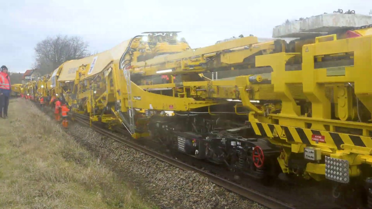 Wachaubahn: Europas größte & modernste Gleisbaumaschine RUS 1000S ...