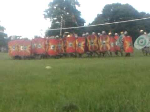 Roman Legionary soldiers charge at Festival of History 2011 - YouTube