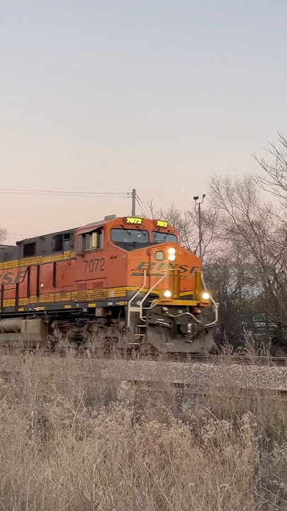 BNSF 7072 rolls a intermodal past Lyon IL - YouTube