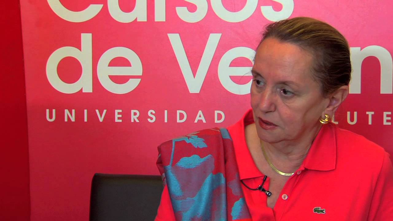 Entrevista con Amelia Valcárcel - YouTube