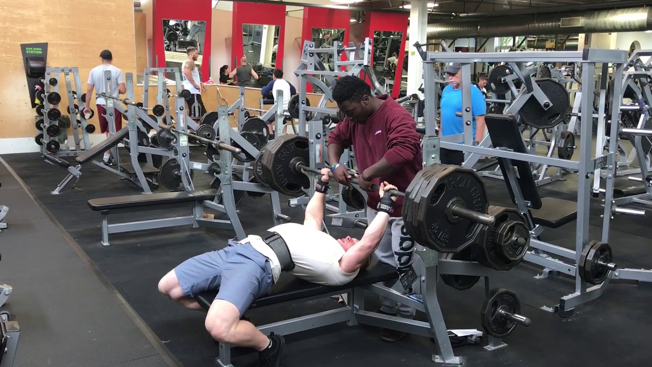 18 year old benching 405 easy!! - YouTube