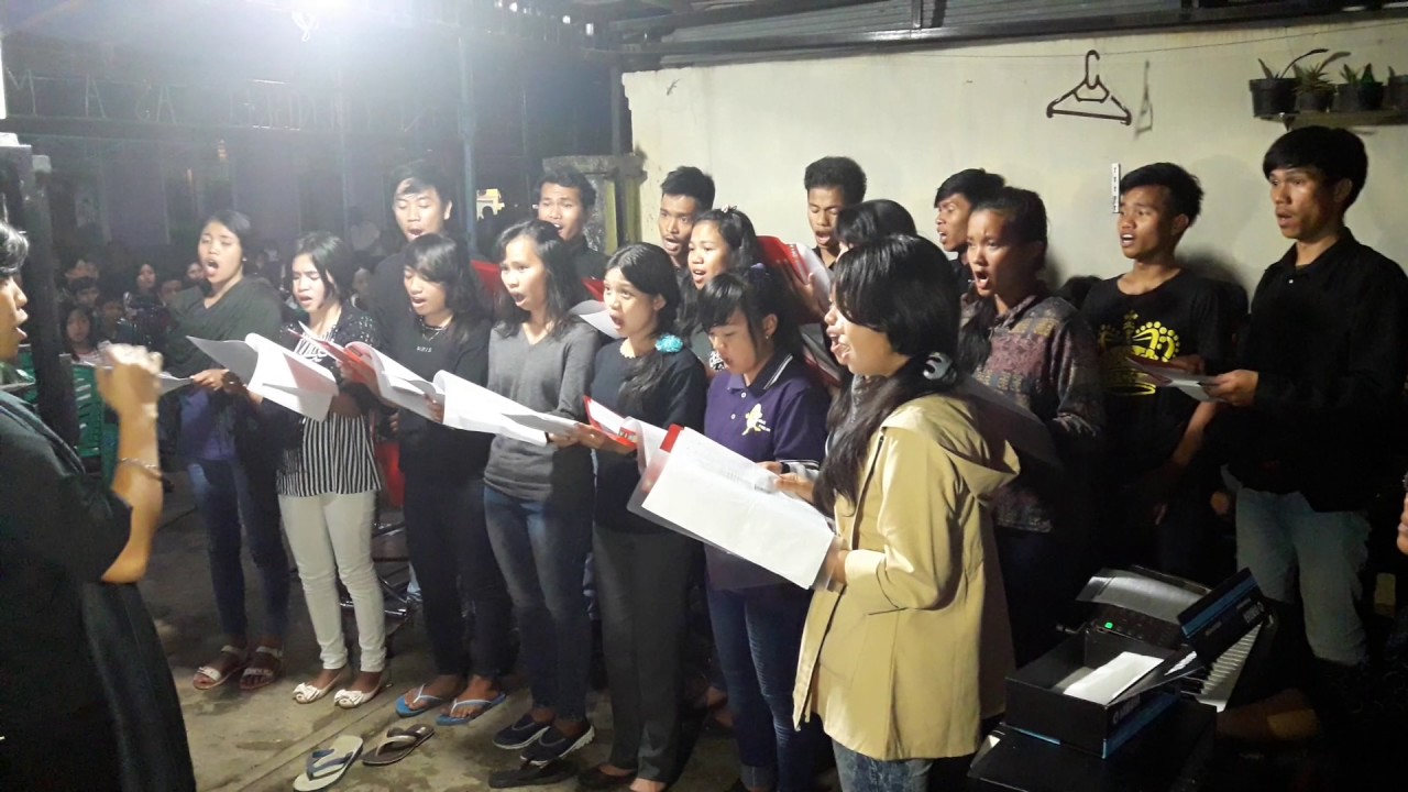 Paduan Suara STAKN Toraja di ibadah duka oma Rita - YouTube