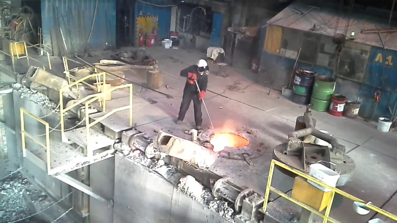 Mathers foundry Slagging off the furnace - YouTube