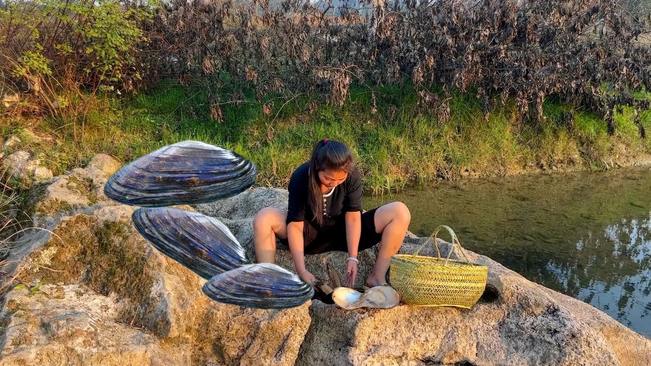 The girl got an unexpected surprise while searching for clams, which ...