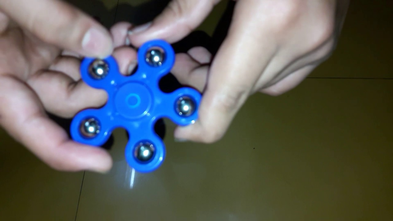 How to balance a frigit spiner in four fingers - YouTube