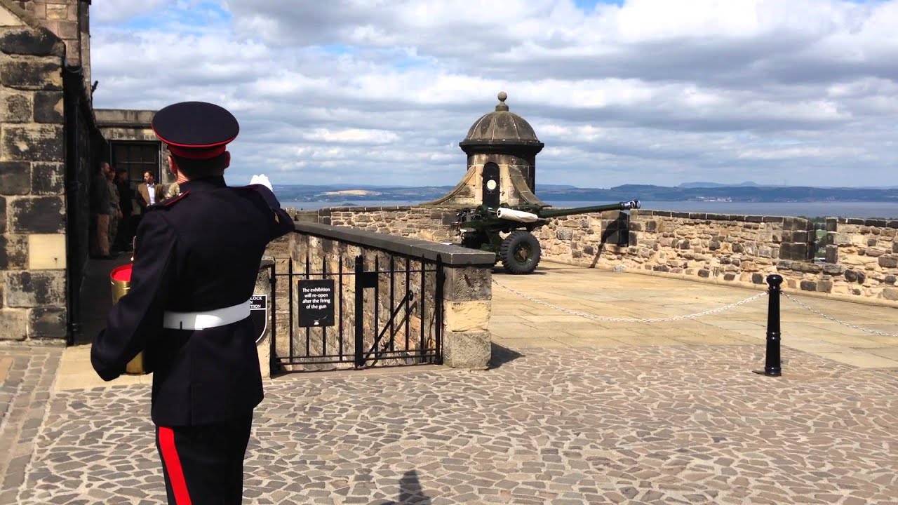 One o'clock gun at Edinburgh castle - YouTube