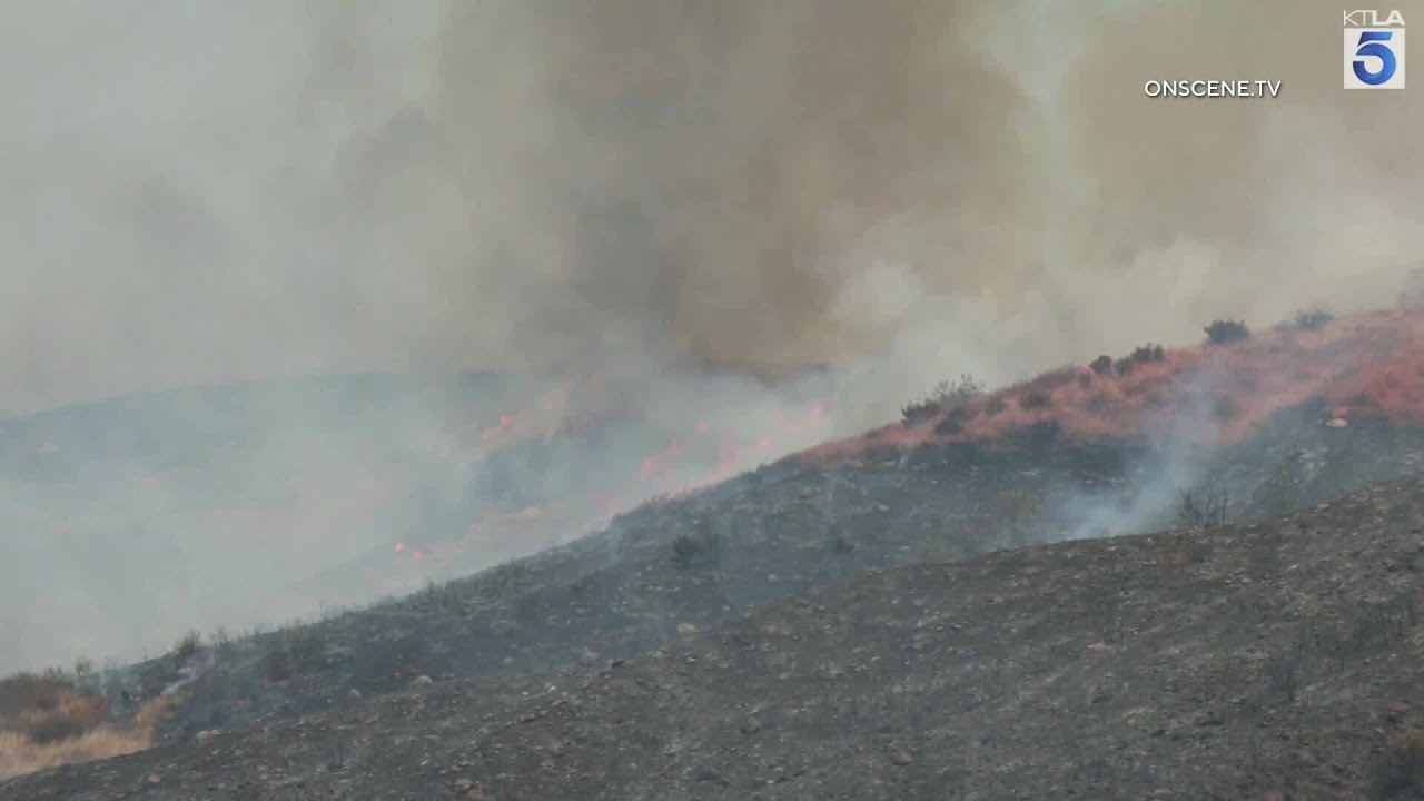 Brush fire prompts evacuations in Banning - YouTube