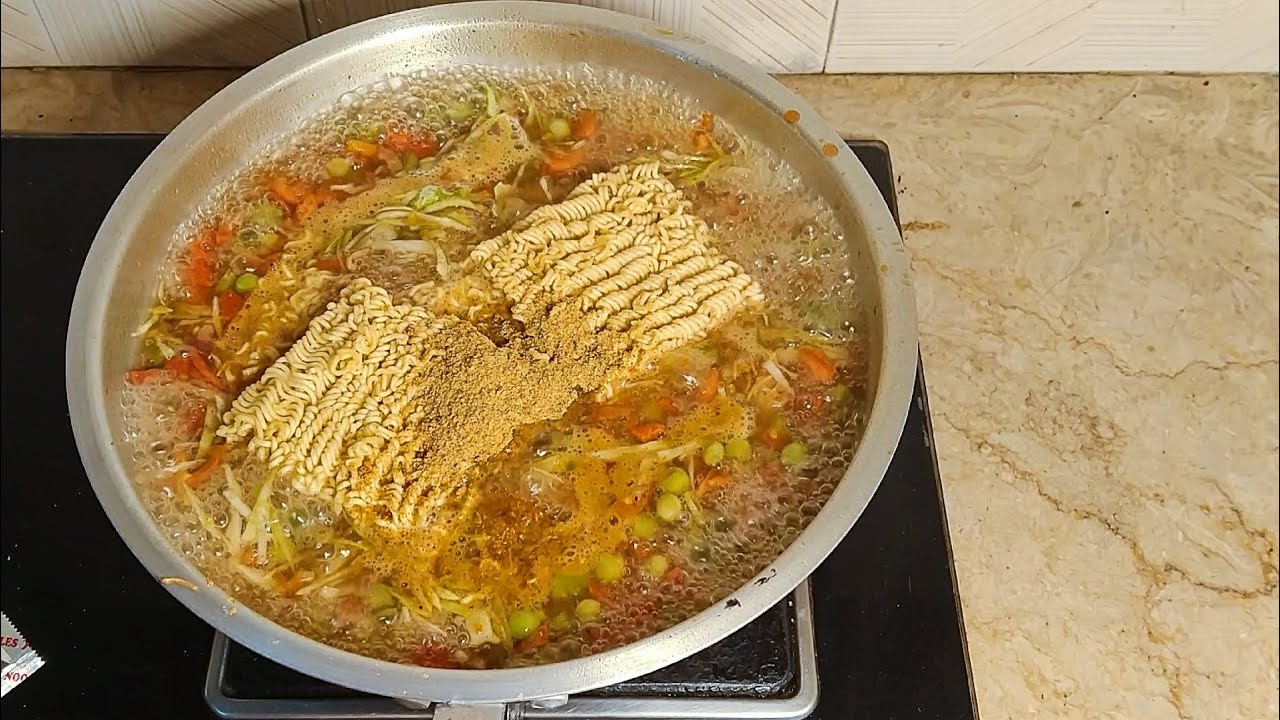 Pakistani try indian street style instant noodles for the first time ...