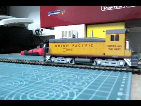 Switcher EMD NW2 Union Pacific - Broadway Limited - YouTube
