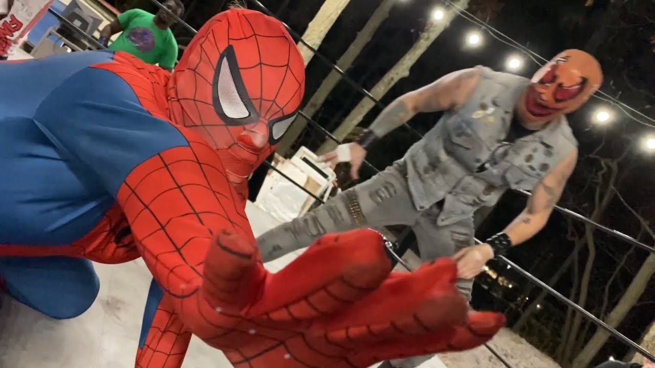 SPIDEY TRIES TO SURVIVE vs MASKED MANIAC! - YouTube