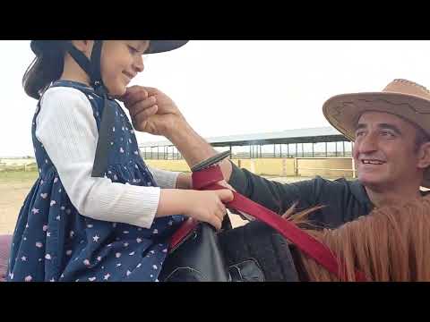Zehra Ata binmeyi öğreniyor. Fatma ise yıllardır biniyor.😃 Atımızın adı BURAK  ve 7 yaşında🐎