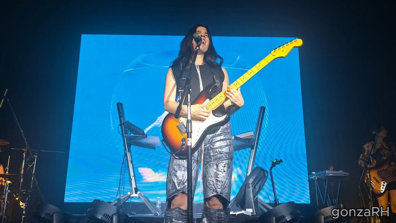 Javiera Mena - Pez en el Agua (Deseo 🇦🇷 - 20/11/25) - YouTube